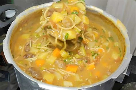 Sopa de feijão cremosa carne e macarrão perfeita para servir no