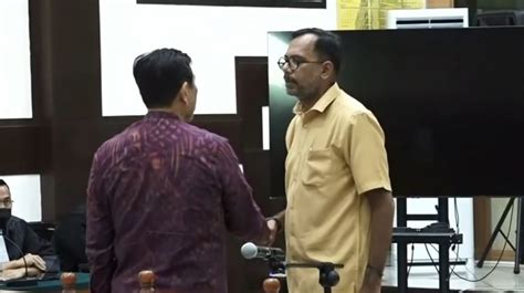 Momen Sidang Haris Fatia Dihadiri Luhut Massa Pendukung Sempat Ricuh