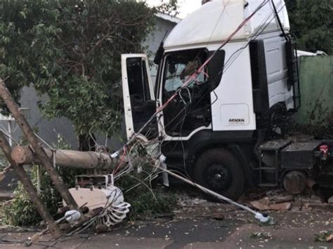 Sem Freio Motorista De Carreta Perde O Controle Arranca Poste E Bate