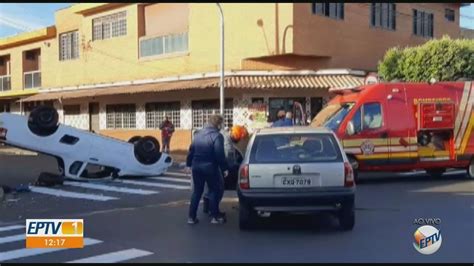 Carro capota após colisão em cruzamento semáforo desligado em
