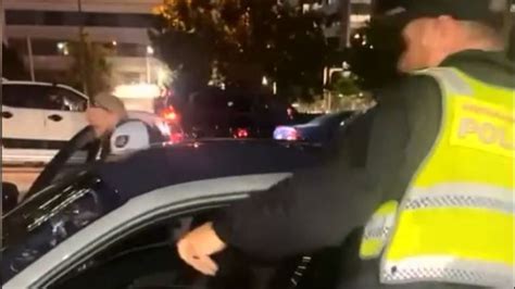 Polislerin yanında meydan okuyan sürücü spor arabalı polis takibiyle