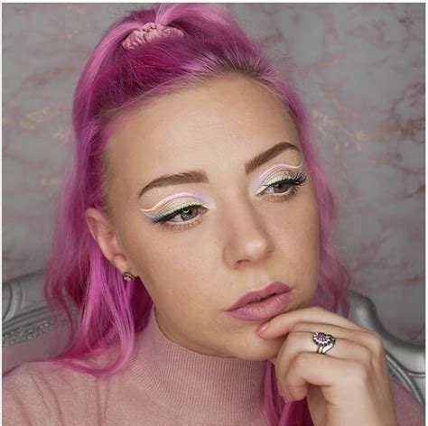 Amazing Graphic Eyeliner Looks Cosmetics List