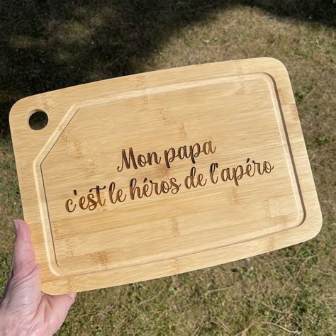 Planche à découper apéro cadeau papa fête des pères personnalisé