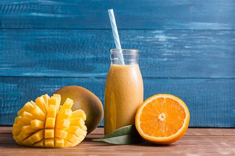 Vista Frontal De Batido De Mango Y Naranja En Botella Foto Premium