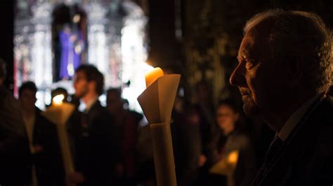 Penumbra en el Salvador para el rezo del vía crucis con el Cristo del Amor