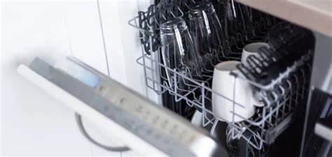 Dlaczego zmywarka nie domywa naczyń Podpowiadamy