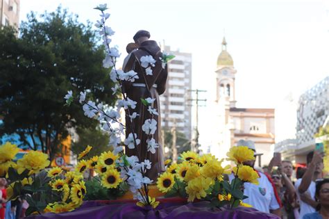 Festeiros da 146ª Festa de Santo Antônio participam do desfile do Bento