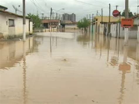 G1 Chuva forte causa alagamentos na região central de Jacareí