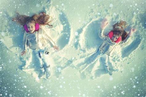Anjos De Neve Feitos Por Crianças Na Neve Crianças Sorrindo Deitadas Na