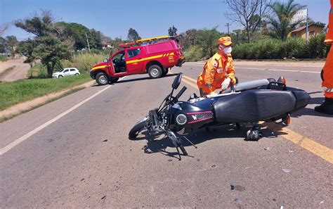 Motociclista de 38 anos morre após bater de frente em caminhão na BR