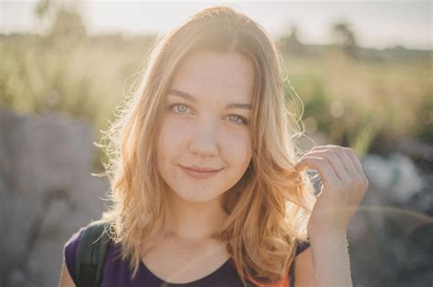 Hermosas mujeres jóvenes en la cálida luz del otoño con hojas doradas