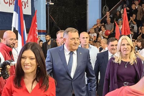 Centralna proslava SNSD a u Doboju Dodik dijeli svoje knjige i pečenje