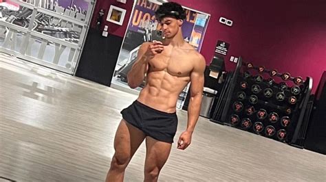 Filho de Carla Perez exibe abdômen trincado na academia veja fotos