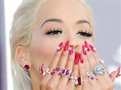 Vous Ne Devinerez Jamais Le Prix De La Manucure De Rita Ora Aux Emmys