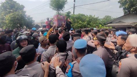 Aksi Saling Dorong Terjadi Dalam Demo Ponpes Al Zaytun Indramayu Massa