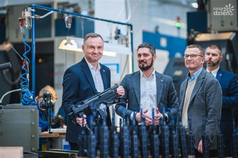 Prezydent Andrzej Duda z wizytą w Fabryce Broni Chwalił produkowaną broń