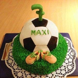 Eine Fußballtorte ganz einfach mit einer Sachertorte und einem Ölkuchen