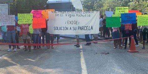 Padres De Familia Cierran Paso Sobre La Carretera Federal 200 En La