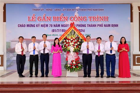 Gắn biển công trình chào mừng kỷ niệm 70 năm Ngày giải phóng thành phố