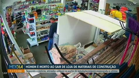 VÍDEO Câmera registra momento em que homem de 42 anos é morto tiro