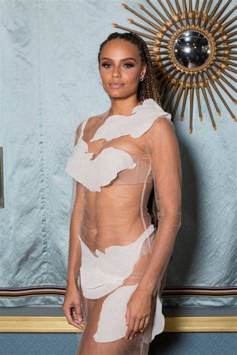 Dans une robe entièrement transparente l ancienne Miss France Alicia