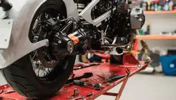 Funciones de un mecánico de motos descubre sus tareas