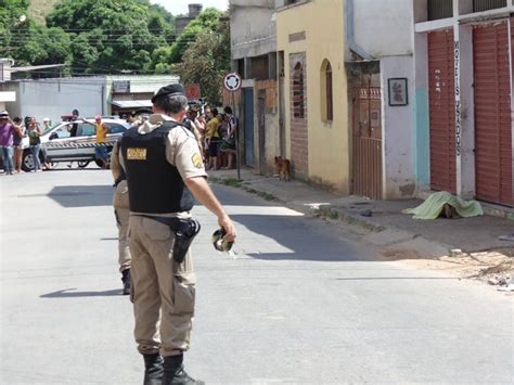 G1 Homem é assassinado a tiros no meio da rua em Coronel Fabriciano