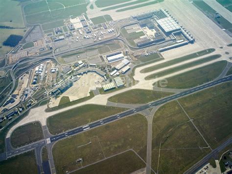 Luftbild Schönefeld Gebäude und Terminals auf dem Gelände des