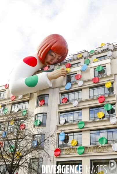 Installations De Yayoi Kusama Chez Louis Vuitton Champs Elysees Par