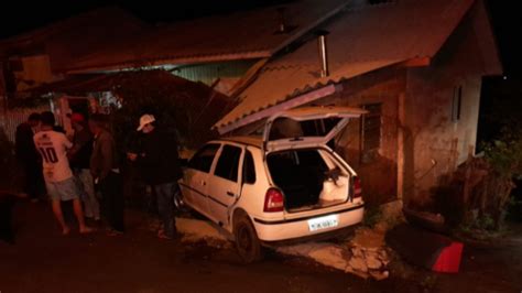 Mulher fica gravemente ferida após carro colidir em residência Tudo