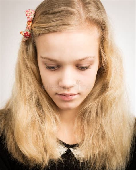 Mooie Blonde Tiener Met Blauwe Ogen Stock Foto Image Of Blond