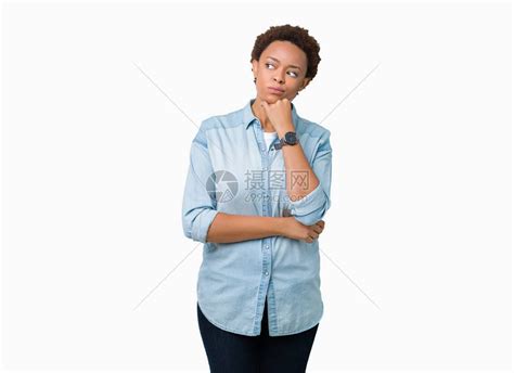 年轻美丽的非洲裔美国女人在孤立的背景下用手托着下巴思考问题高清图片下载 正版图片504379440 摄图网