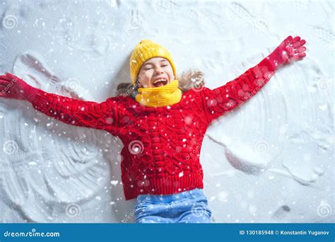 Criança Que Faz O Anjo Da Neve Foto de Stock Imagem de caucasiano