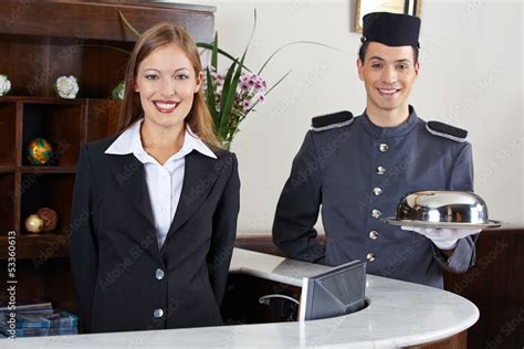 Hotelpage Und Empfangsdame An Rezeption Stock Foto Adobe Stock