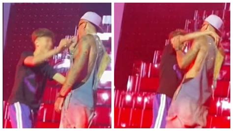 Sfera Ebbasta Respinge Un Fan Salito Sul Palco Il Gesto Contro Il