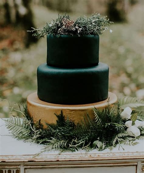Gorgeous Black Wedding Cakes For The Unconventional Brides