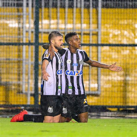 Santos pode repetir escalação quatro atacantes na estreia do