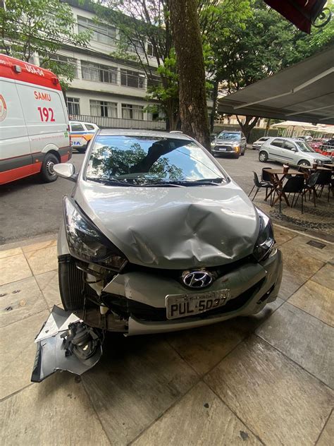 Idoso perde controle de carro e atropela namorada neta e garçom em