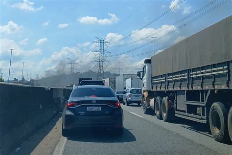 Acidente interdita rodovia Fernão Dias em Careaçu