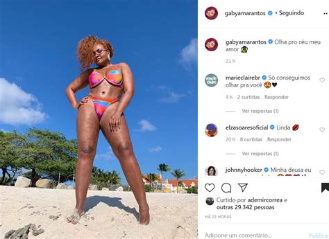 De biquíni Gaby Amarantos exibe corpão em foto sem retoques