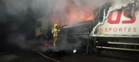 Carreta carregada tecidos e roupas pega fogo e interdita trânsito