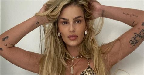Yasmin Brunet de biquíni fio dental exibe bumbum tatuagem Vídeos