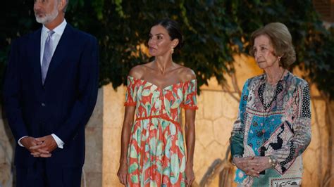 La reina Letizia sorprende con el look más sexy y veraniego de sus