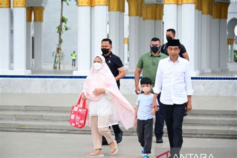 Jokowi Ajak Jan Ethes Salat Duha Di Masjid Raya Sheikh Zayed ANTARA News