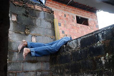 Homem é flagrado pulando muro de casa e alega ter sido vítima de roubo
