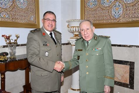 Chanegriha reçoit le Chef d Etat major de l Armée de terre tunisien