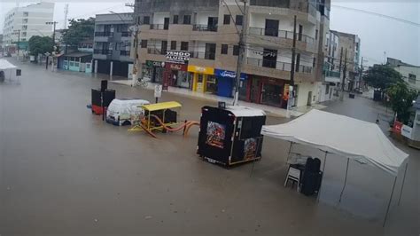 A Gazeta Vídeo chuva forte deixa ruas alagadas em Guriri São Mateus
