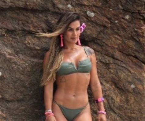 Notícias Ex BBB Carol Peixinho posa para ensaio fotográfico na praia