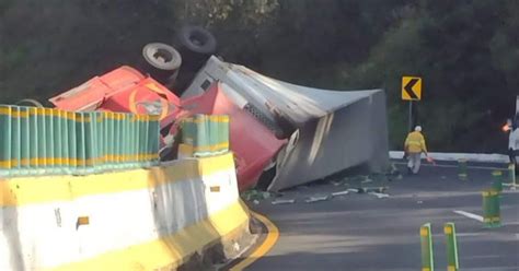 Qué pasó en la autopista México Cuernavaca Tráiler se vuelca en la