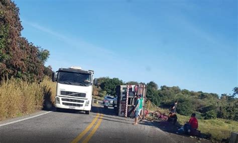 Caminhão carregado frutas tomba na BR 030